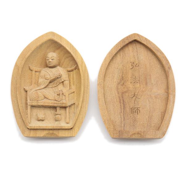 ※配送方法は宅配便、メール便からお選びいただけます。※メール便はポスト投函でのお届けとなります。※お支払方法が代金引換の場合、メール便はご利用できません。【材質：白檀（ビャクダン）】【縦6.2cm、横幅4.5cm】懐中仏/香合仏守り本尊等を...