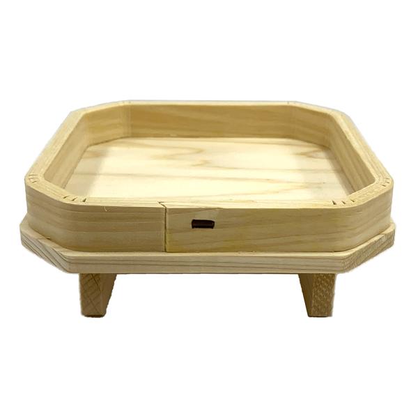 板足三宝（板足三方）板足三宝（板足三方）は三方の特殊な形状。折敷（おしき）と呼ばれる、神饌物をのせる為に使うお盆の下が板状になっている。※こちらの商品は一つ一つ職人の手により加工、組み立てされております。また、天然素材の個体差もございます。...