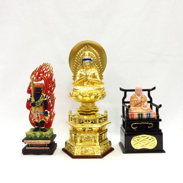 【大日如来：総高31.5cm、幅15cm、奥行き11.5cm】【不動明王：総高26cm、幅10cm、奥行き7cm】【弘法大師：総高17cm、幅11cm、奥行き8cm】株式会社栗田こだわり仏像専門店(旧：栗田貿易株式会社)