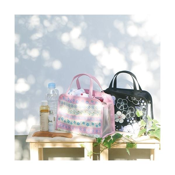 底が網目のメッシュ素材になっていますので、濡れたものを入れても水が溜まりません。濡れては困る物は中央のファスナー付きポケットに入れておけば安心です！スポンジやシャンプーなど、 全部ひとつにまとめて持ち運べます。スポーツクラブやプールにも便利...