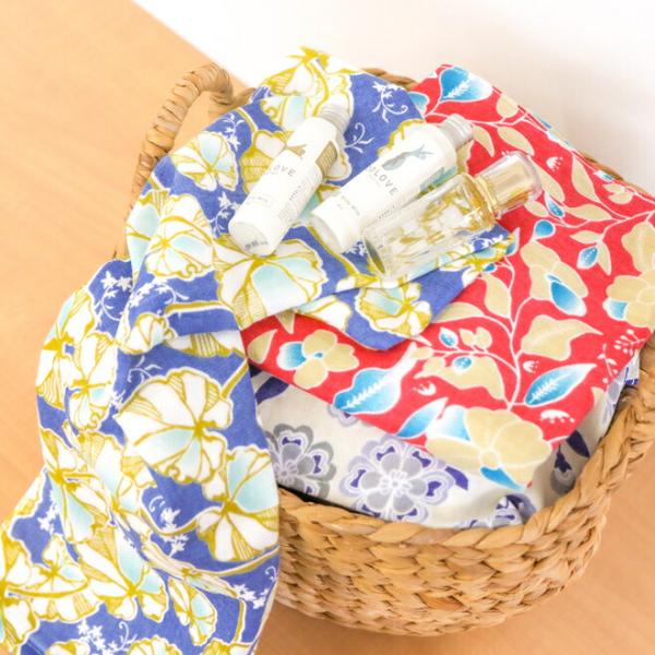 表はガーゼ地、裏はパイル地の二重仕立てで肌触り抜群の手拭いたおるです。家事やアウトドアなど、毎日の生活に和柄のアクセントが映えるアイテムです。【siza】（約）縦81×34cm【素材】綿100％【生産国】日本製