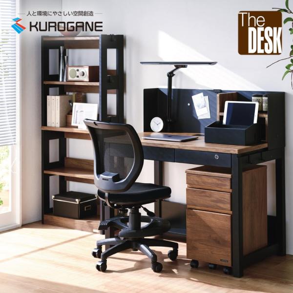 ザ・デスクデスク / キャビネット / 書棚  のセット1）在宅ワークにも使いやすい機能とデザイン2）デスクの上の配線がスッキリ片付く配線収納スペース3）リモート学習やリモートワークに便利なタブレットスタンド台付き4）購入特典 くろがねオリ...