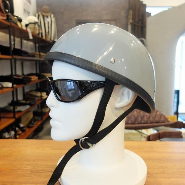 イーグルタイプ　ハーフヘルメット　装飾用 つやありグレーＵＳ製のものに比べて幅を広めにし（横幅約18ｃｍ）日本人の頭に合うようにデザインしています。ダブルＤリングタイプのロックを採用・グラスファイバー製。※装飾用ヘルメットですので使用の際に...