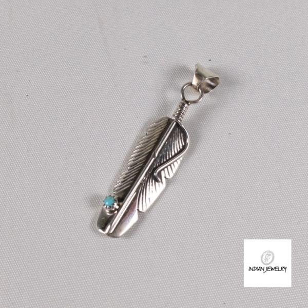 ■ INDIAN JEWELRY【Aaron Davis作】ナバホ族 ターコイズ フェザーペンダントナバホ族の高名なシルバースミス、アーロン・デイビス（Aaron Davis）によるハンドメイド作品です。裏面には彼のホールマークである「AD...