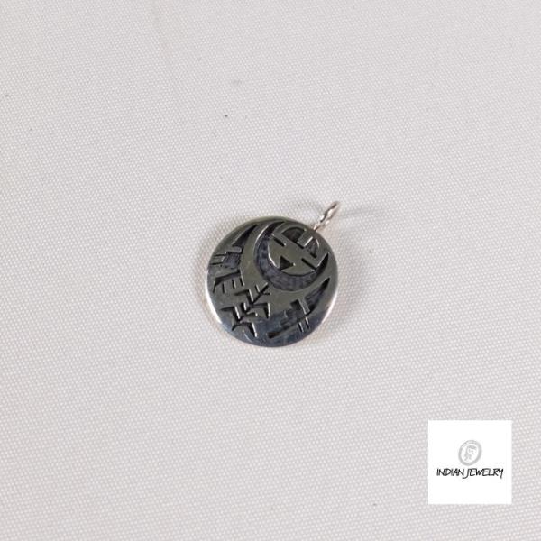 ■ INDIAN JEWELRYホピ族の熟練アーティスト、Raymond Kyasyousie（レイモンド・キャスィヨウスィ）によるオーバーレイペンダントです。ホピ族の伝統技法「オーバーレイ」により、銀板に細やかな幾何学模様や自然のモチーフ...