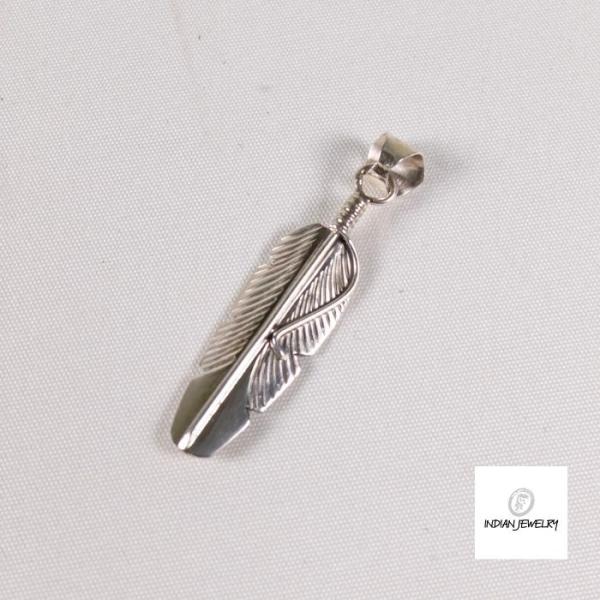 ■ INDIAN JEWELRYナバホ族のアーティスト、Aaron Davis（アーロン・デイビス）による、洗練されたシルバーフェザーペンダントです。ネイティブアメリカンにとって「神と交信するための神聖な象徴」とされるイーグルフェザーを、卓...