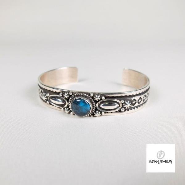 ●商品情報●インディアンジュエリーナバホ族 Happy Piasso ハッピーピアッソターコイズ バングルスタンプワークで装飾が施されたナバホ族アーティスト Happy Piasso 氏の作品。センターにマウントされている石は、アリゾナ州に...