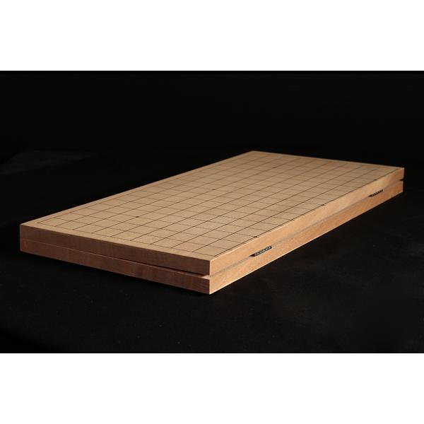 【発売日：2020年05月16日】使用しない場合には半分に折りたためる新桂(アガチス)折り碁盤 5号（厚み約1.3cm）です。＊画像はサンプルです。天然素材を原料としておりますので、色合い、風合い、木目等は１つ１つ異なります。商品仕様：新桂...