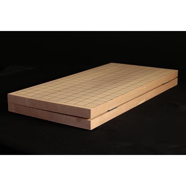 【発売日：2020年05月16日】使用しない場合には半分に折りたためる新桂(アガチス)折り碁盤 7号（厚み約1.9cm）です。＊画像はサンプルです。天然素材を原料としておりますので、色合い、風合い、木目等は１つ１つ異なります。商品仕様：新桂...