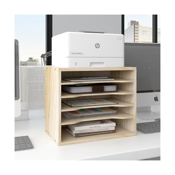 【商品概要】【卓上収納ラック】書類の分類を明確にし、取り出しやすい5段の仕切りデザインを採用しており、収納力が良いレーターケースです。大きいな物品から小物まできれいにおしゃれに収納できます。手紙やA4用紙、書類、ファイル、雑誌、フォルダーな...