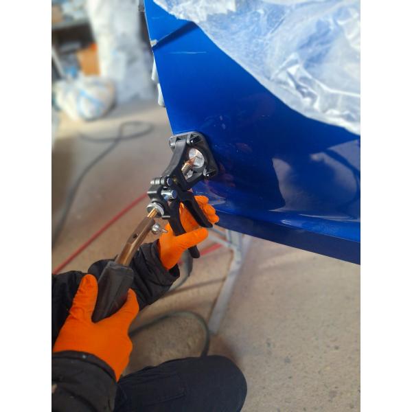 スタッド溶接機ピンポイントプーラー　鈑金　引き出しプーラーフラットタイプ、コーナータイプ用のアタッチメント付〈特長〉ピンポイントでダメージ部分を一発引き出し。カセットでダメージ部分以外を押さえるのでパネルのひずみを極力なくす作業ができます。...