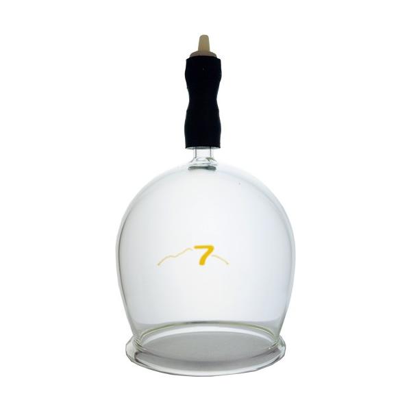 霧島ガラス玉　７号です。直径約７ｃｍ材質 耐熱硬質ガラス 吸引弁付き完成品霧島黒酢のカッピングガラスは日本国内で職人技とも言える一つ一つ手作りの耐熱硬質ガラスで製造されており、長持ちします。また、肉厚で吸引時の肌へのあたり具合にもこだわりが...