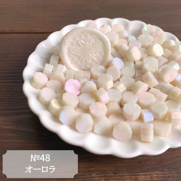 こちらは、シーリングワックススタンプ用のワックスになります。招待状の作成や、アルバム、カード作り、コラージュなどにお役立てください。オーロラカラーのミックスです。光の当たり方で色味が変化します。あまり混ぜない方がキラキラします。取扱説明書は...