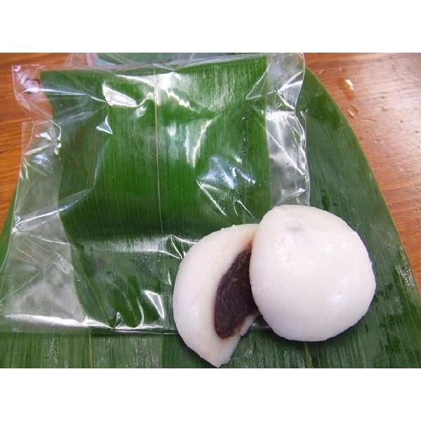 新潟産もち米を杵でつき、中に北海道産小豆を使った美味しいこしあんを入れ笹に包みました。熊笹の香りとのびのよいお餅をご堪能ください。