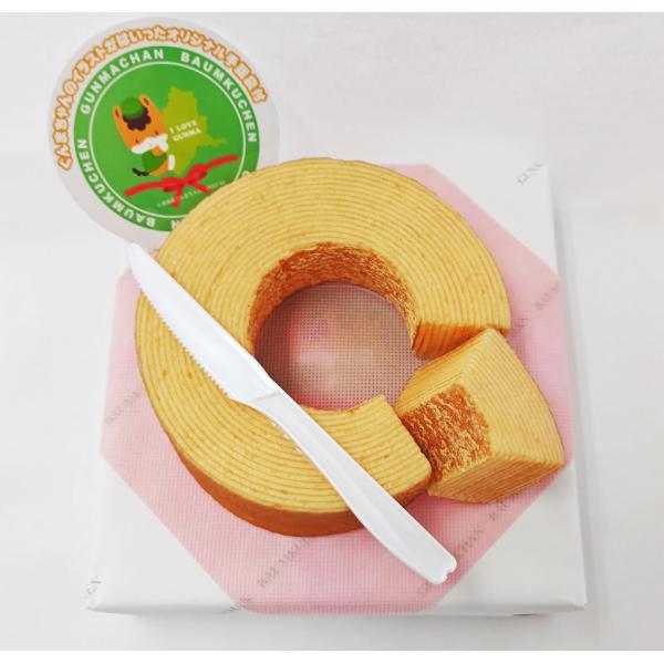 ぐんまちゃんのイラストをあしらったバウムクーヘンです。賞味期限が数か月と長いですが、しっとりとした触感が長く続きます。切り分け用のナイフ付き。包装紙と手提げ袋を同梱いたしますので、贈答用としても利用できます。