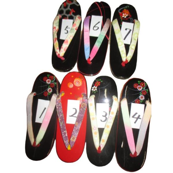 日本製桐製台（カシュ―塗）蒔絵付き長さ：２４．５ｃｍ後部高さ：４．０ｃｍ前部高さ：１．５ｃｍ