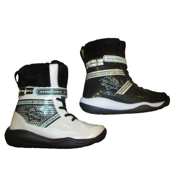 メーカー名：アキレス（株）ウィンタージュニアブーツ　LEW7240　LW-724カラー：白　黒アッパー表面には撥水加工。３Ｅのワイド設計でゆったりとした履き心地【サイズ目安】このシューズの作りは大きめです。（あくまでも目安です。）<2...