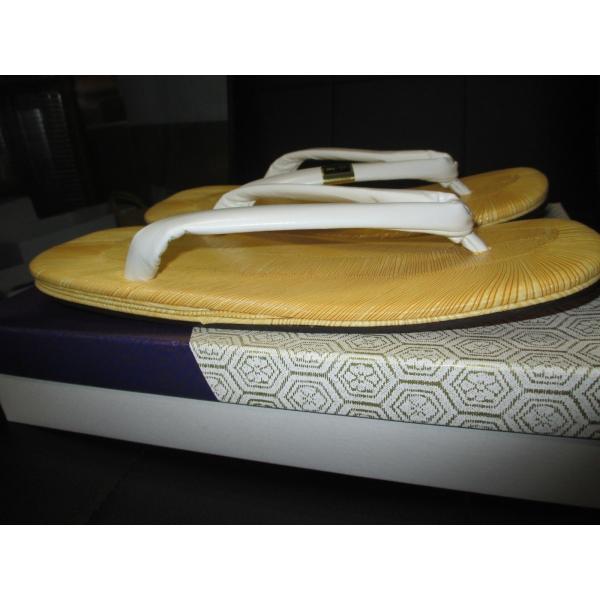 白　本革　鼻緒本革　底鼻緒も、底も　天然皮革を使用しております。日本製　＜MADE　IN JAPAN＞神官、お寺の住職様、本格的な雪駄をご希望の一般の方、などに。在庫のない商品も取り寄せ可能です。