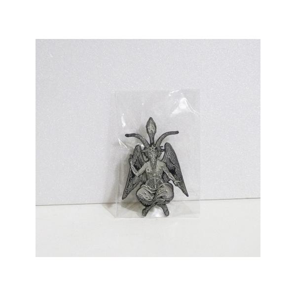 『ピンバッジ バフォメット』・バフォメット（Baphomet）とは、　近世に山羊の頭に人間の体を持つと位置づけられた、　西方キリスト教世界に措ける有名な悪魔。・サイズ：約46.4×70ｍｍ・留め具：蝶タック・材質：亜鉛合金、黒ニッケルメッキ...
