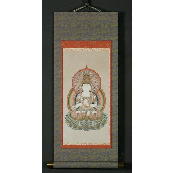 『大日如来 模表装仕立て 仏画掛け軸（模軸）』・作品全体：長さ61cm、幅（軸先）30cm　絵像部分：縦36cm×横18cm　本紙表装：新絹本、軸先：合成樹脂・絵像部分と表装部分を一体式にて刷り上げた模表装仕立てとなります。新品です。定価：...
