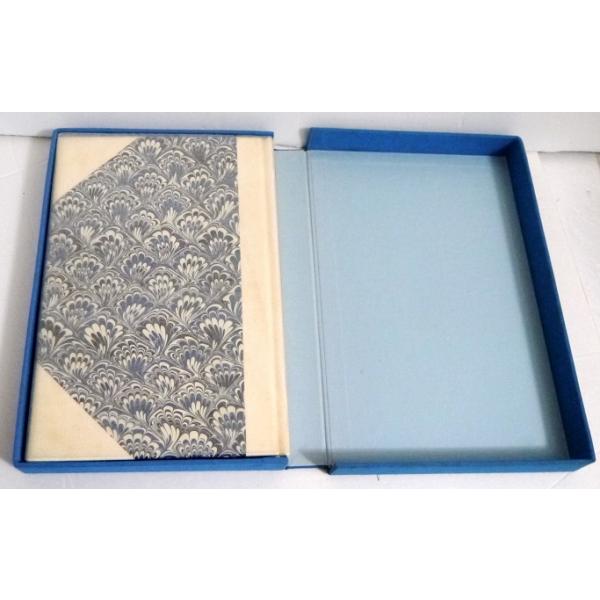 『特装版 魔法の国にて・抄』　アンリ・ミショー　小海栄二：訳、倉本修：版画・ 魔法の国を取り巻いて、微小な島々　がある。それは浮標だ。　それぞれの浮標のなかには、ひとり　ずつ死者がいる。・1975年　沖積舎：発行・小海栄二、倉本修 サイン入...