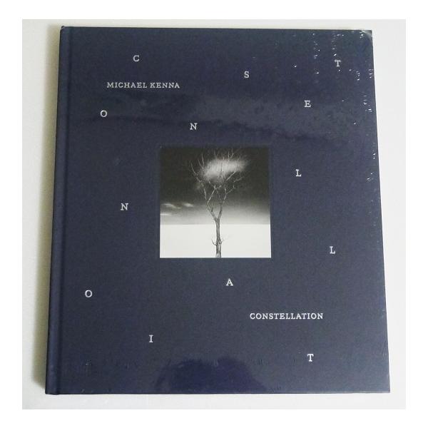 洋書『マイケル・ケンナ写真集 Constellation』・ ケンナのキャリア50周年を記念する本書には、　1973年から2024年にかけて43カ国で撮影された　3,700点写真作品の中から、122点を収録。・サイズ：約30.5×26.6c...