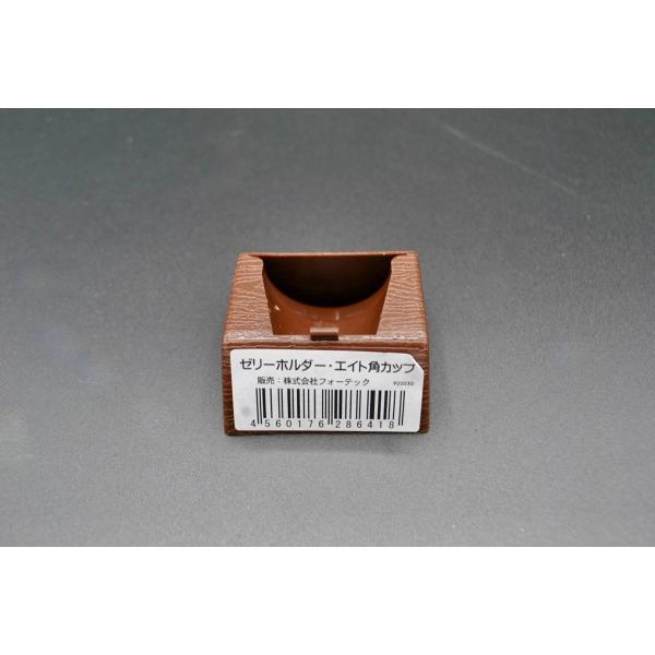 １６gのゼリーを半分にカットした８gゼリーをはめるプラスチック製エサ台です。ケース内に入れてあげることにより、「エサ台」「すみか」「転倒防止」と、１つで３役をこなす優れもの。素材もプラスチック製のため、汚れたらさっと洗い流せて衛生的です。規...