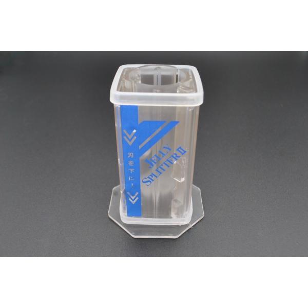 昆虫ゼリーを簡単に２つにカットします！半分にカットすることで大型のカブト・クワガタにも食べやすく、小型の虫や♀がカップにはまってしまうこともありません。刃が取り変えられて丸洗い可能！替え刃は流通品（OLFA替刃（小））を使用できますので安心です。