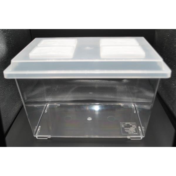 画期的なコバエ撃退ツールです。コバエを防ぐだけでなく、マットの乾燥も防ぐ優れモノ。従来の飼育ケースのフタと違い、フタの格子の間にクワガタがアゴをはさんでしまったり、脱出したりというトラブルもこれさえあれば一挙解決！商品サイズ：W370×D2...