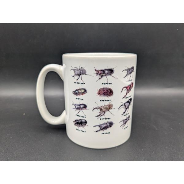 日本産のクワガタを28種集めて作ったマグカップ日本には他にも沢山クワガタがいるので探してみましょう！●サイズ　直径：8cm　高さ：9.2cm●重量：約255g●容量：300ml