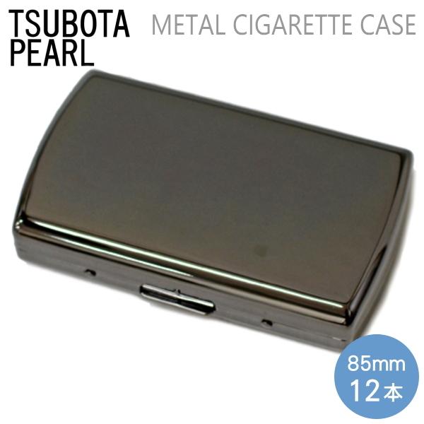 METAL CIGARETTE CASE無地で飽きのこないシンプルなデザインが人気の坪田パール製のメタルシガレットケースです。VENUS 12（85mm）85ミリサイズのタバコが2段で12本入ります。開口部のボタンを押すとフタが跳ね上がるバ...