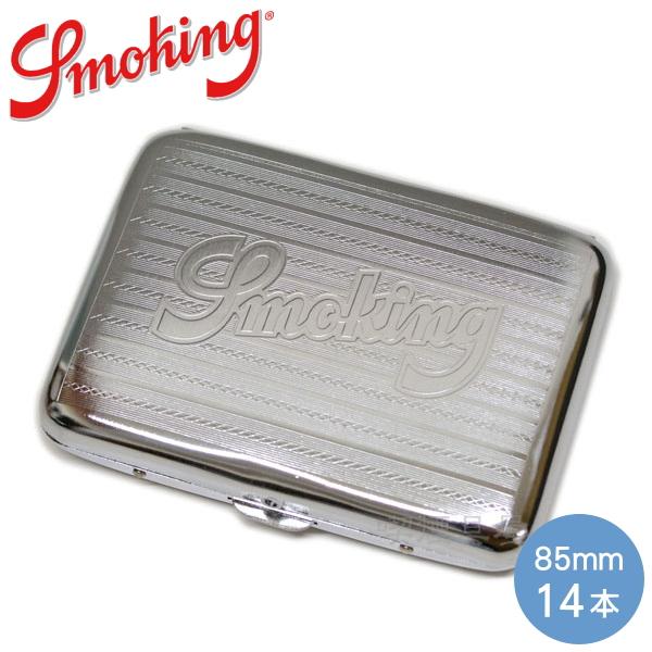 Smoking CIGARETTE CASEスモーキング シガレットケースSmokingのおしゃれなロゴ入り。カジュアルでスタイリッシュなメタル製のシガレットケースです。ボタンを押すとフタが跳ね上がるバネ式の構造。85ミリサイズのタバコを2...