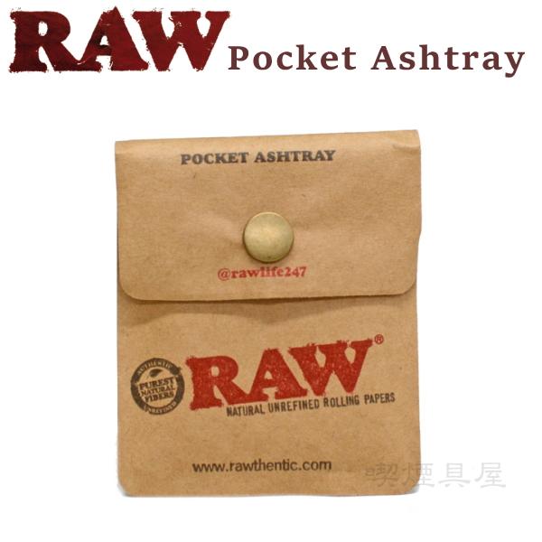 RAW POCKET ASHTRAYロウ ポケットアッシュトレイ無漂白、塩素不使用でおなじみのローリングペーパー（巻紙）のRAW/ロウペーパーから、手巻きタバコユーザーの方からも要望の多かった、ジャケットデザインを使用した携帯灰皿です。RA...