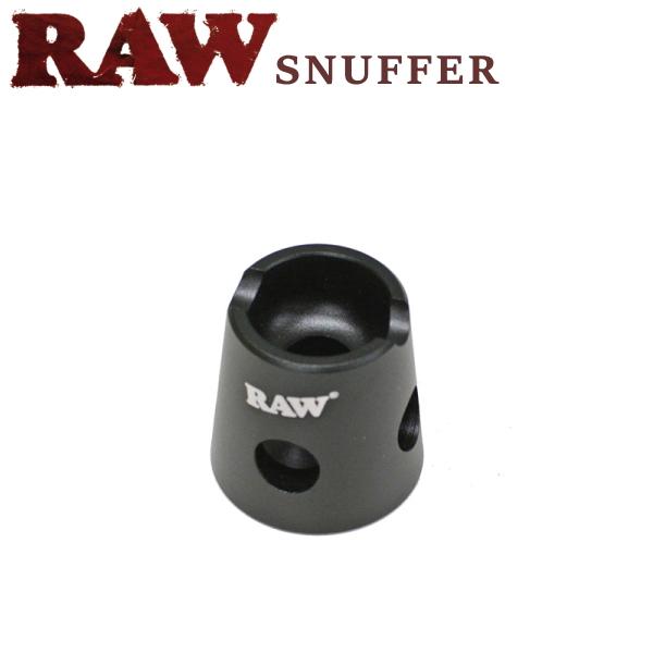 RAW SNUFFERロウ スナッファー（火消し）真ん中の穴にたばこを差し込むと、もみ消すことなく火が消えます。上面のくぼみには喫煙途中のタバコを置いておけます。底部に強力マグネット付き。ローリングトレーやメタルアッシュトレーと組み合わせて...