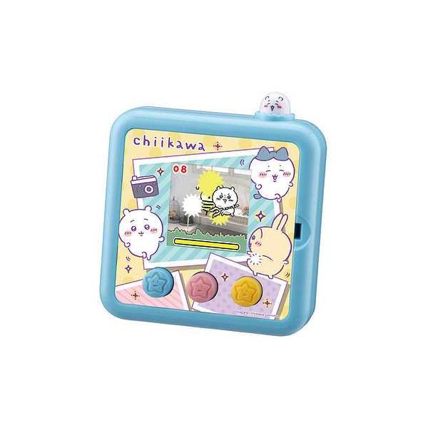 ちいかわ カメラでヤーッ!! ブルーは、カメラを通してちいかわの世界を楽しめる液晶トイです。  本体を傾けたりタッチしたりして遊ぶことで、ちいかわたちがかわいく反応します。  50種以上の遊びが収録されており、写真を撮ってフレンド検定1級を...