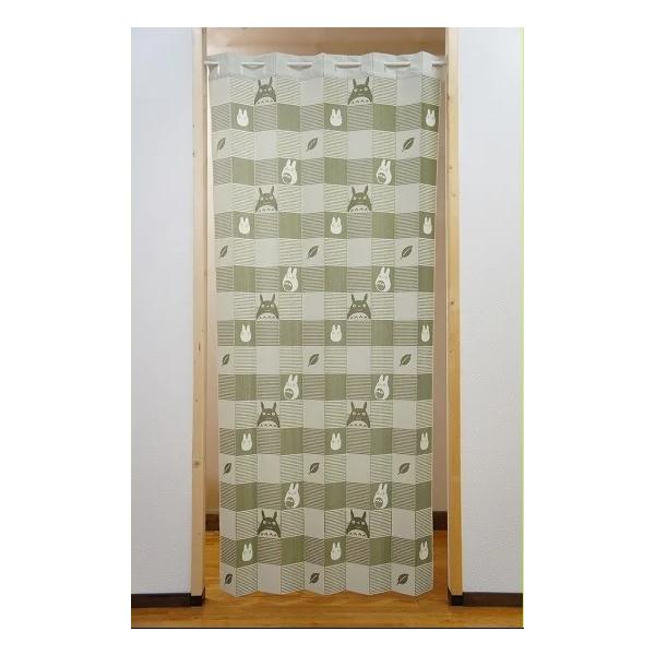 開け閉めがしやすいアコーディオン式のカーテンです。開けるとこんなに薄くなるので邪魔になりません。ツートンカラーのトトロ柄がおしゃれでかわいい！縦横の線に沿ってハサミで切れば、簡単にサイズ調節が可能です。※ポールは付属していません。