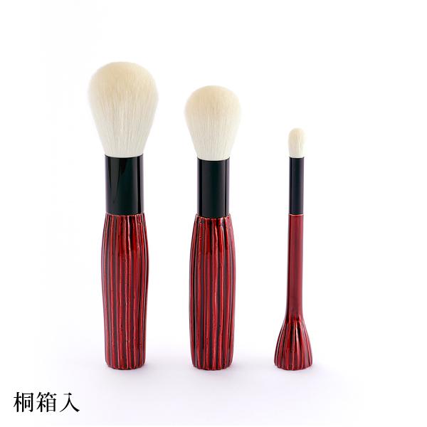 中国の江南地方に棲息する山羊の、特に1980年代以前に採取されたとても稀少価値の高い山羊の毛、最高級の「古羊毛」を筆先に使用。会津塗の伝統技法の「玉虫塗」しっとりと肌に添う質感と艶やかな潤いある奥深い紅色はたおやかな曲線を際立たせ、貴婦人の...