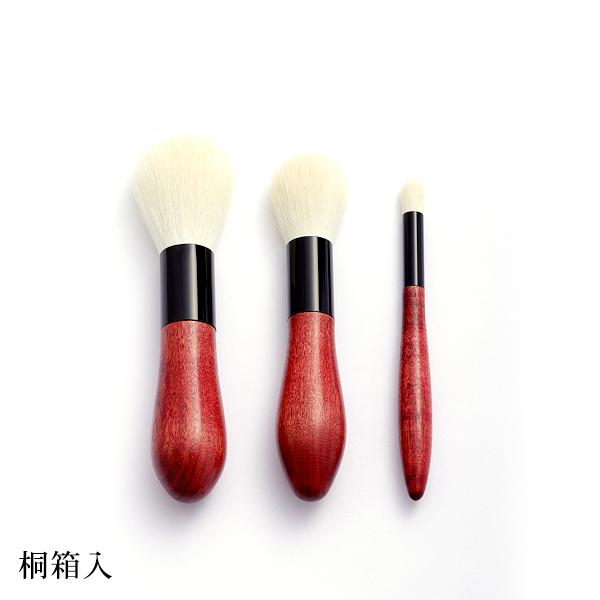 中国の江南地方に棲息する山羊の、特に1980年代以前に採取されたとても稀少価値の高い山羊の毛、最高級の「古羊毛」を筆先に使用。木の質感やぬくもりを大切にし、手におさまる丸みを持たせ、女性の持つ優しいふくよなか雰囲気を表現しました。ゆったりと...