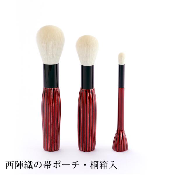 中国の江南地方に棲息する山羊の、特に1980年代以前に採取されたとても稀少価値の高い山羊の毛、最高級の「古羊毛」を筆先に使用。会津塗の伝統技法の「玉虫塗」しっとりと肌に添う質感と艶やかな潤いある奥深い紅色はたおやかな曲線を際立たせ、貴婦人の...