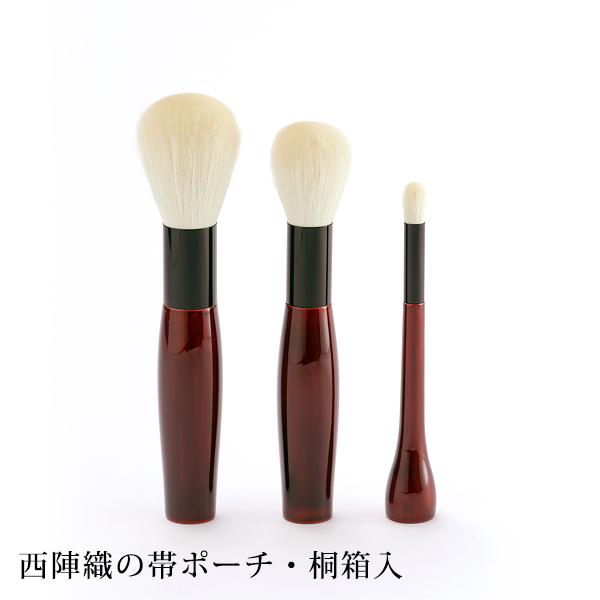 中国の江南地方に棲息する山羊の、特に1980年代以前に採取されたとても稀少価値の高い山羊の毛、最高級の「古羊毛」を筆先に使用。会津塗の伝統技法の「玉虫塗」しっとりと肌に添う質感と艶やかな潤いある奥深い紅色はたおやかな曲線を際立たせ、貴婦人の...