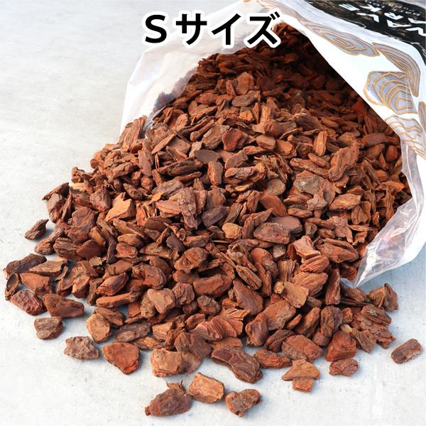 丁寧に乾燥・面取り加工をした、厚みのある高品質のバークチップです。花壇や植木鉢、アプローチの土隠しに。敷きつめることで日光を遮り雑草の繁殖を抑制。土の乾燥を防ぎ、冬場は保温の効果も得られます。・サイズ：S（約2〜4cm）　サイズに満たない又...