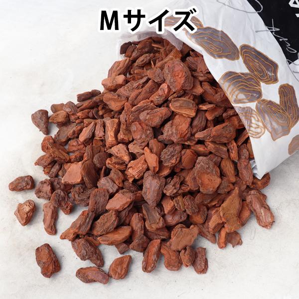 丁寧に乾燥・面取り加工をした、厚みのある高品質のバークチップです。花壇や植木鉢、アプローチの土隠しに。敷きつめることで日光を遮り雑草の繁殖を抑制。土の乾燥を防ぎ、冬場は保温の効果も得られます。・サイズ：M（約3〜7cm）　サイズに満たない又...
