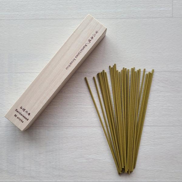 白檀の甘みのあるふくよかな香りを練り上げたお香です。心和らぐ白檀は思いを優しく包み込みます。加賀百万石の伝統と技と文化が刻まれた金沢いつの時代にも自然と調和した文化の結晶を香舗伽羅は大切に受け継ぎながら新しい香り文化を創り出しております。入...