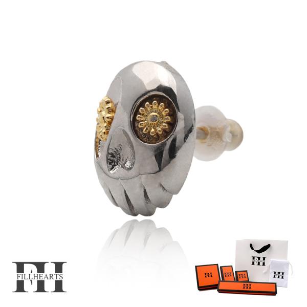 【商品概要】『 Calavera 』■デザインスカルモチーフだけどどこか可愛らしい雰囲気のある片耳ピアスです。丸みを帯びたフォルムとつるりとなめらかな質感は、スカルの不気味さを打ち消し、優しげな印象を与えます。洗練されていて落ち着いたデザイ...