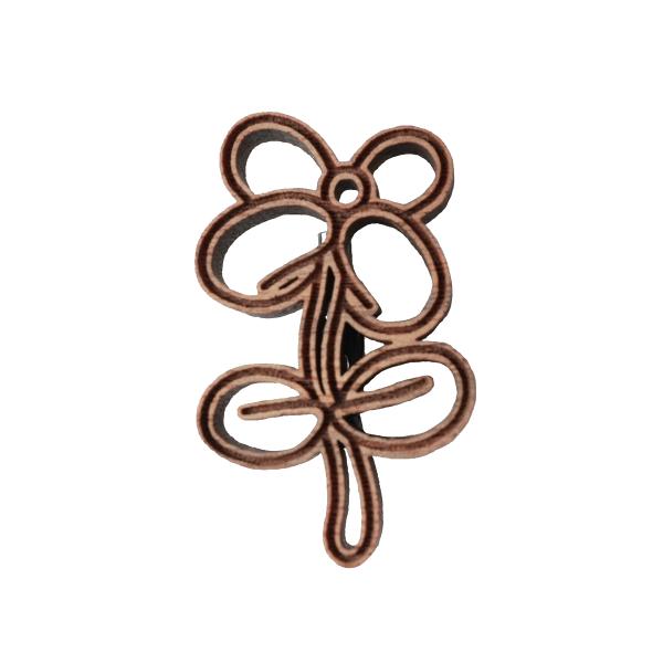 木のナチュラルな質感を活かしつつ、 かたち・もよう・テイストはさまざま。 コレクション心をくすぐるブローチです。素材【material】 クルミ材、柿渋、蜜蝋【clasp】 真鍮／ニッケルフリー【サイズ】縦：約40mm 横：約23mm 奥行...