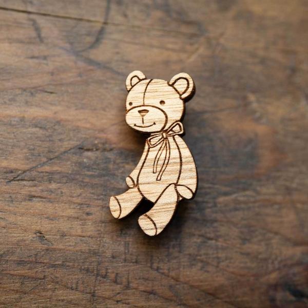 木のナチュラルな質感を活かしつつ、 かたち・もよう・テイストはさまざま。 コレクション心をくすぐるブローチです。素材【material】 クルミ材、柿渋、蜜蝋【clasp】 真鍮／ニッケルフリーサイズ：(約)15mm×35mm日本製はじまり...