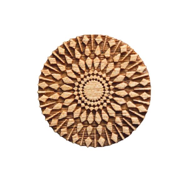 木のナチュラルな質感を活かしつつ、 かたち・もよう・テイストはさまざま。 コレクション心をくすぐるブローチです。素材【material】 クルミ材、柿渋、蜜蝋【clasp】 真鍮／ニッケルフリーサイズ：(約)直径30mm日本製はじまりは、森...