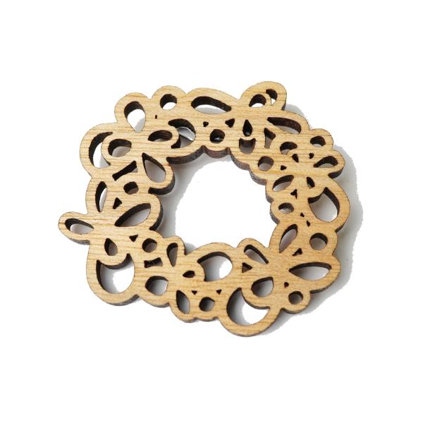 木のナチュラルな質感を活かしつつ、 かたち・もよう・テイストはさまざま。 コレクション心をくすぐるブローチです。素材【material】 クルミ材、柿渋、蜜蝋【clasp】 真鍮／ニッケルフリーサイズ：（約）50mm×45mm日本製はじまり...