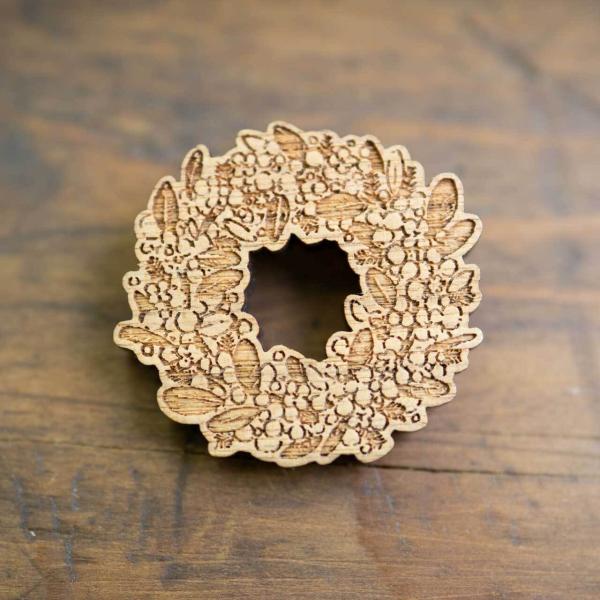 木のナチュラルな質感を活かしつつ、 かたち・もよう・テイストはさまざま。 コレクション心をくすぐるブローチです。素材【material】 クルミ材、柿渋、蜜蝋【clasp】 真鍮／ニッケルフリーサイズ：(約)31mm×31mm日本製はじまり...