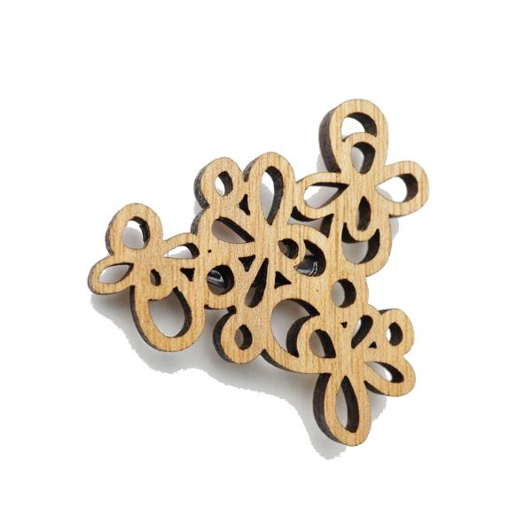 木のナチュラルな質感を活かしつつ、 かたち・もよう・テイストはさまざま。 コレクション心をくすぐるブローチです。素材【material】 クルミ材、柿渋、蜜蝋【clasp】 真鍮／ニッケルフリーサイズ：（約）45mm×45mm日本製はじまり...